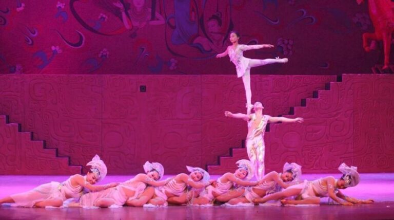 Beijing: Acrobatic Show with Peking Duck Dinner Private Tour