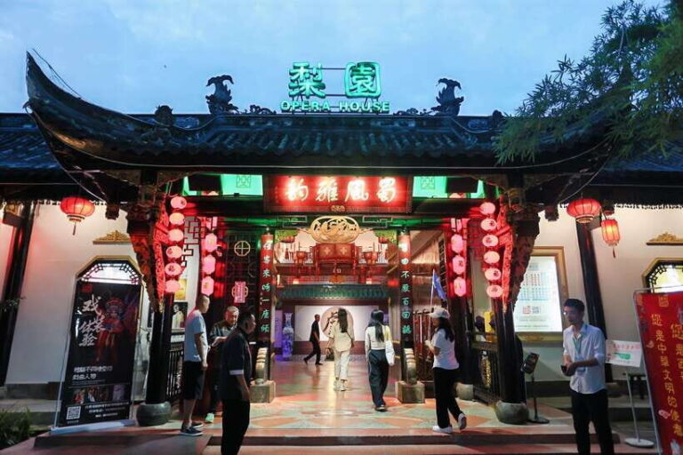 Chengdu: Sichuan Opera Face-Changing and Acrobatics Show