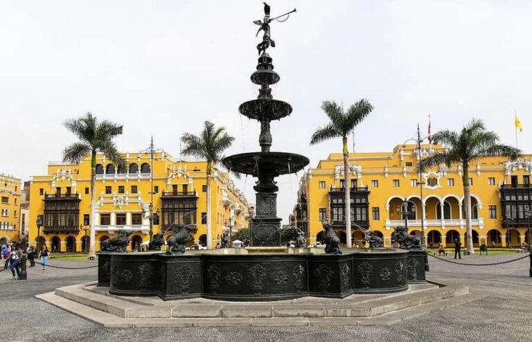 Lima: Magic Water Circuit and Historic Center Tour