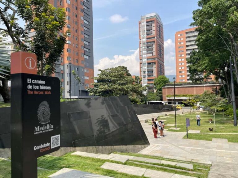 Medellin: Escobar Tour + Comuna 13, Group Tour in Spanish